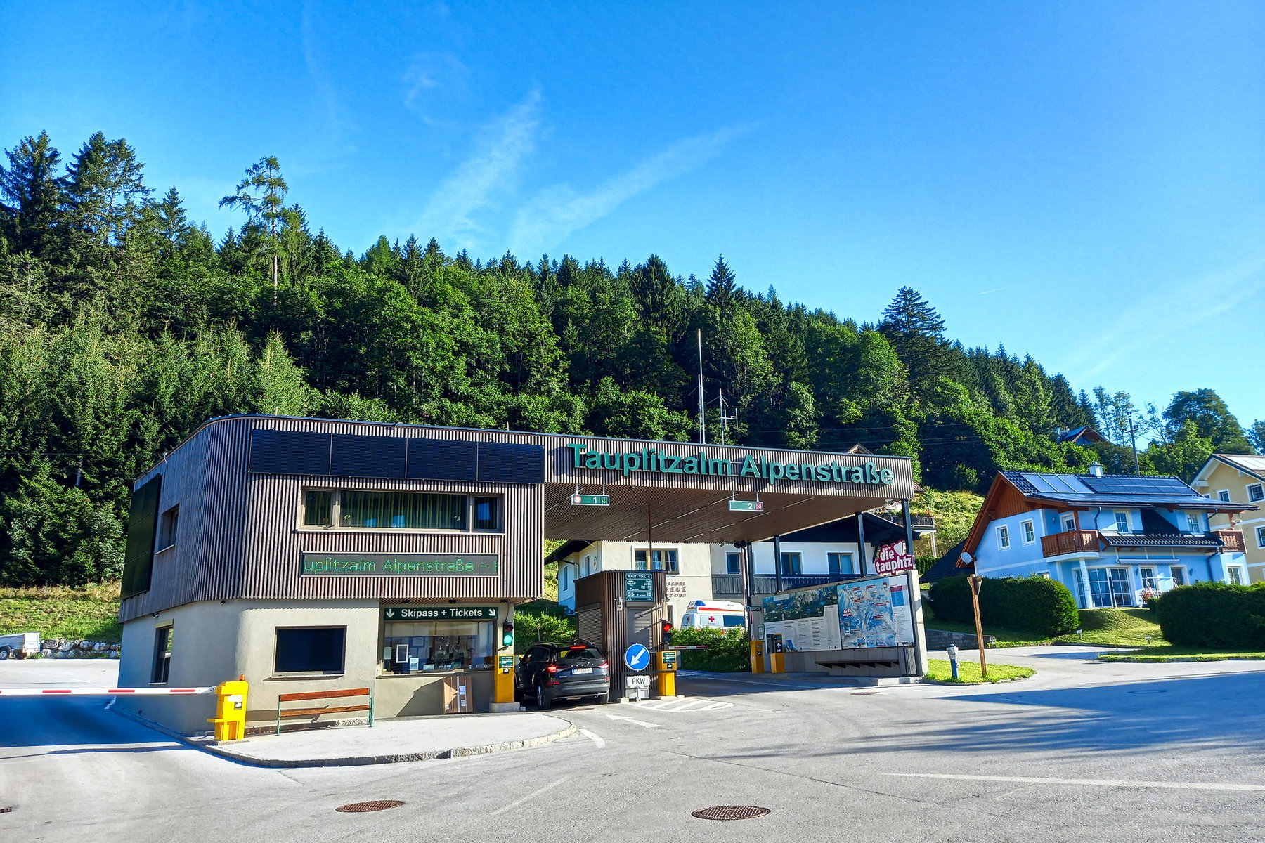 Mautstelle Alpenstraße. Hier startet die Auffahrt auf die Tauplitzalm ...