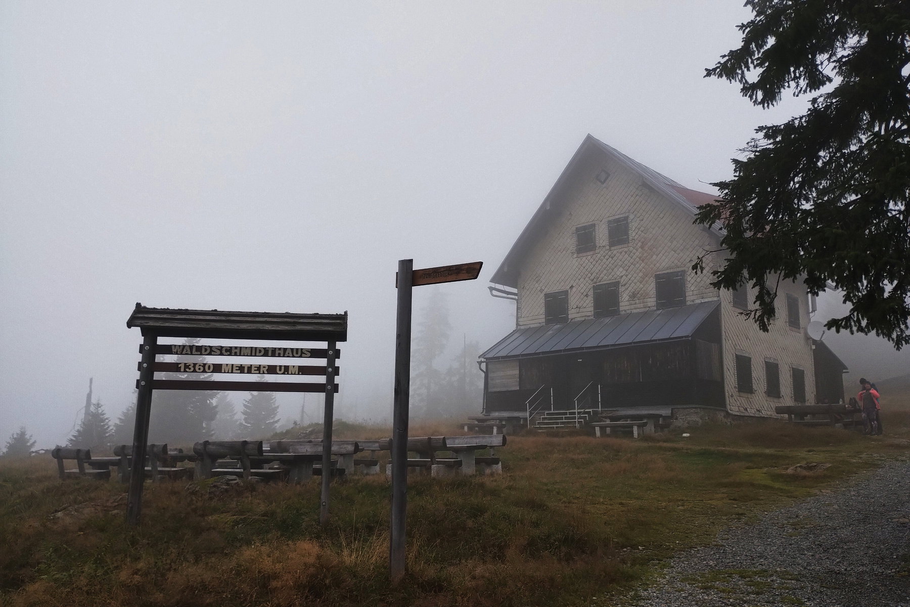 Das (geschlossene) Waldschmidthaus im Nebel. Foto: Nikolaus Vogl