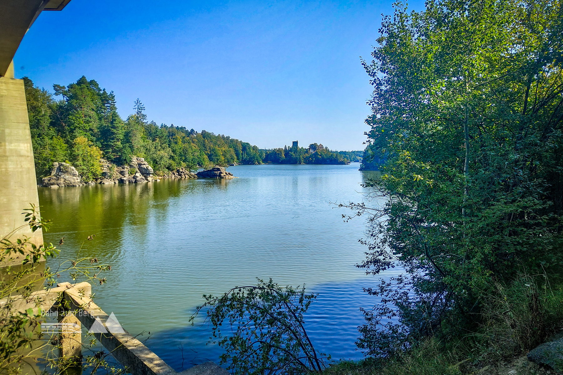 Pausenplatz, Seeblick und Stiege zum See. Fotos: Simon Widy